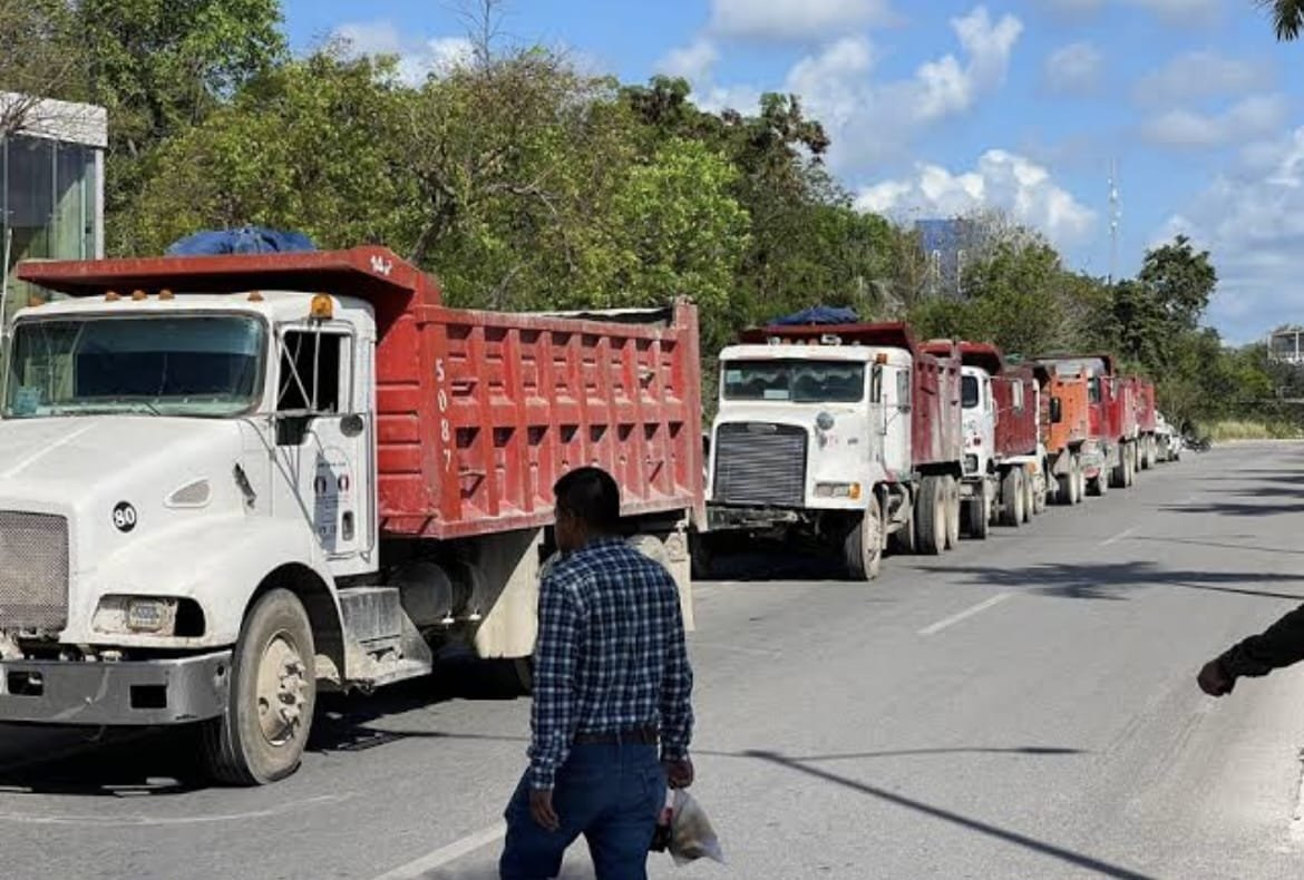 Atraviesan volqueteros severa crisis por falta de obras | Caribe Peninsular